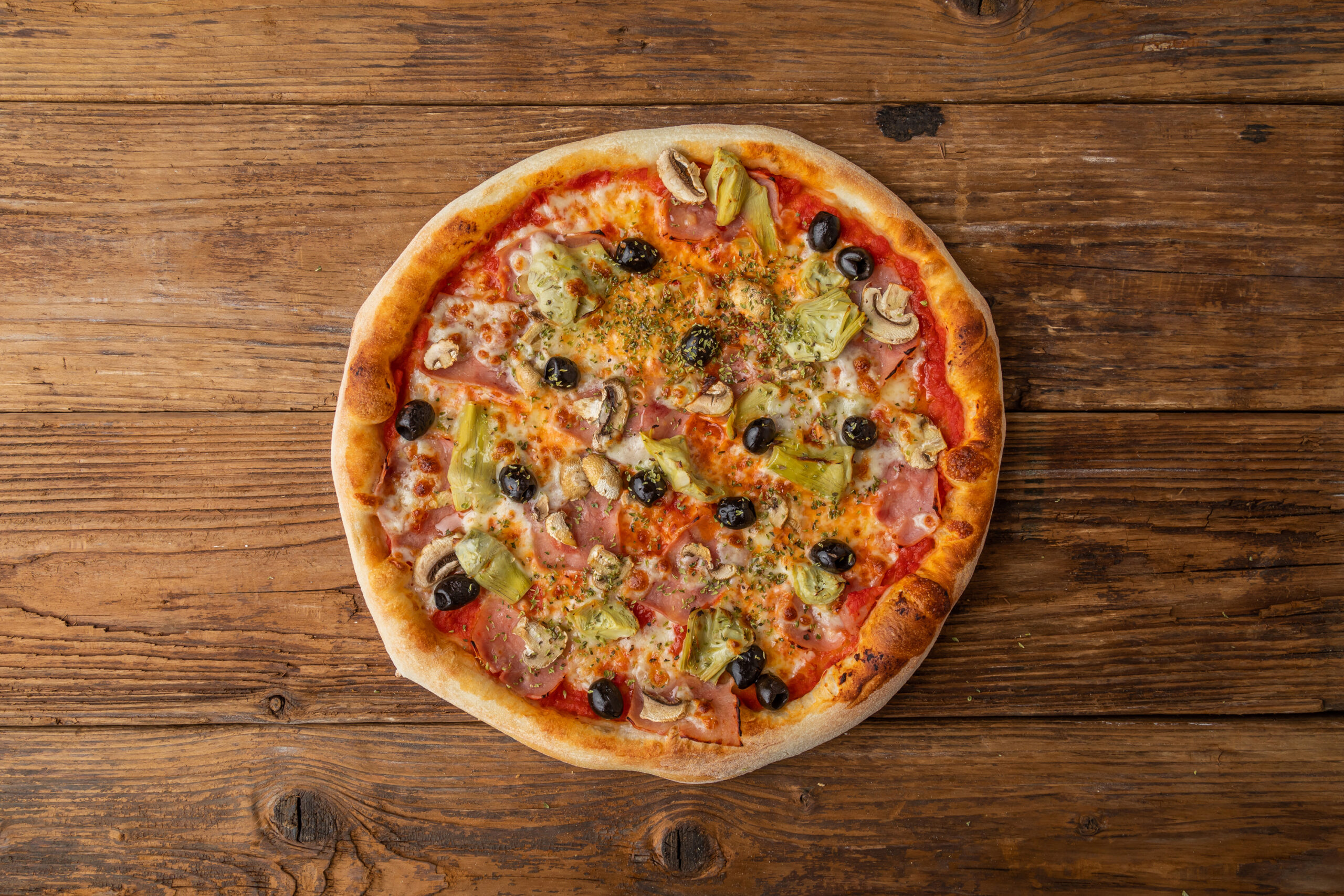 Pizza Quattro Stagione | Vers Gemaakt met Hesp, Artisjok & Olijven ...